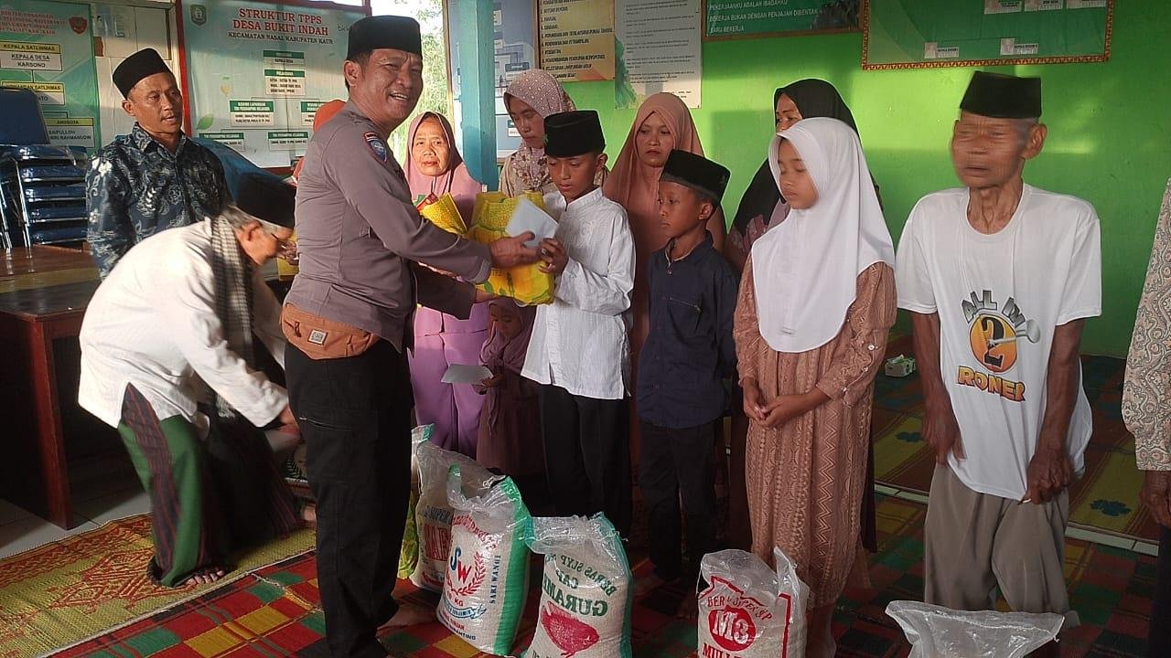 Safari Ramadan di Bukit Indah, Pemdes Santuni Kaum Dhuafa dan Anak Yatim - Harapan Baru